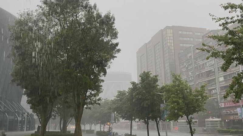 中部以北慎防雷擊、強陣風！ 今全台變天有雨「北北基雷雨警戒」 | 生活 | 非凡新聞
